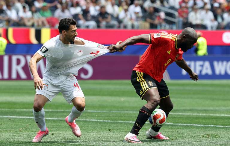 Iran and 10-man Belgium draw 0-0 to leave both sides on two points
