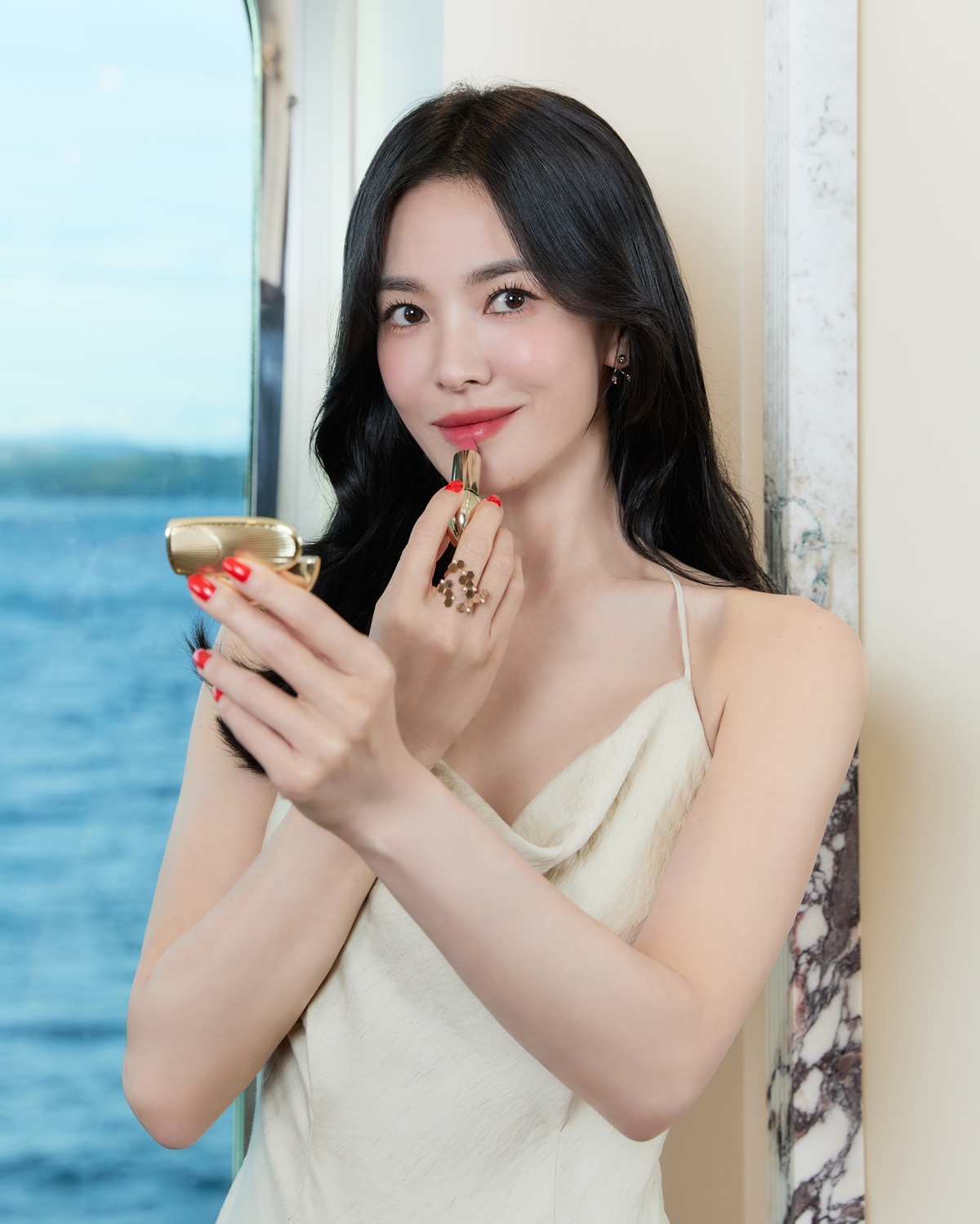 An unrivaled goddess on a Mediterranean yacht: Song Hye-kyo, a look ...