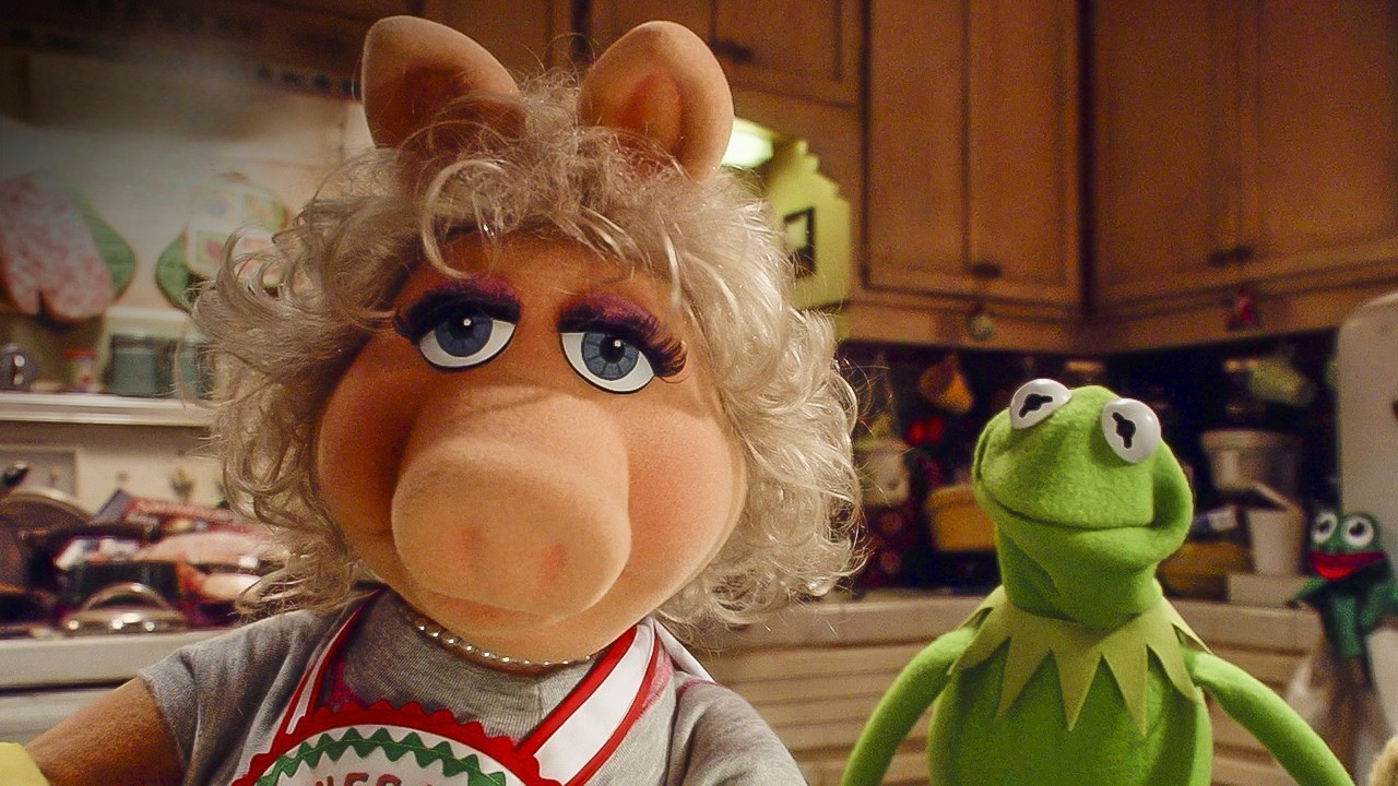 Kermit sees Miss Piggy's sad alternate life | It's a very merry Muppet ...