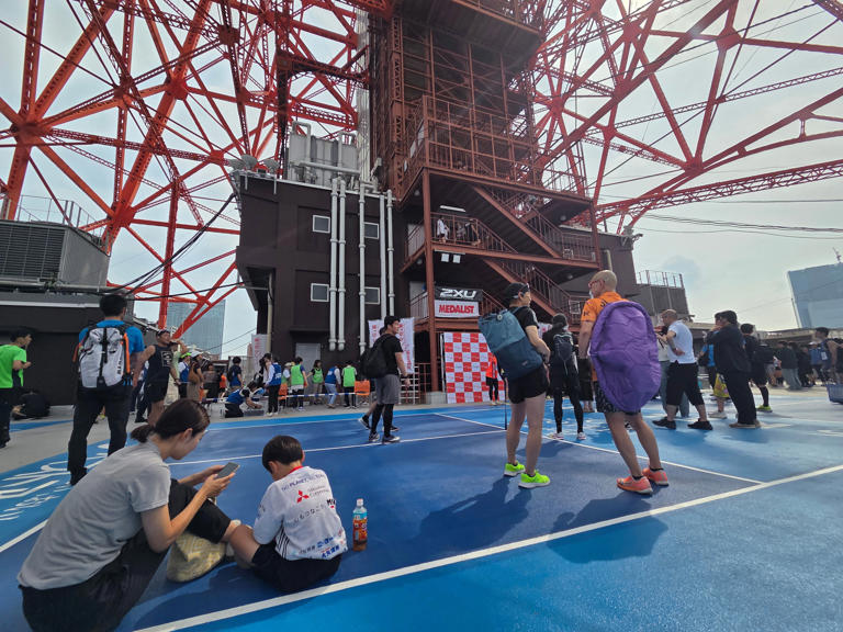 Tokyo Tower vertical run draws multi-generational participants