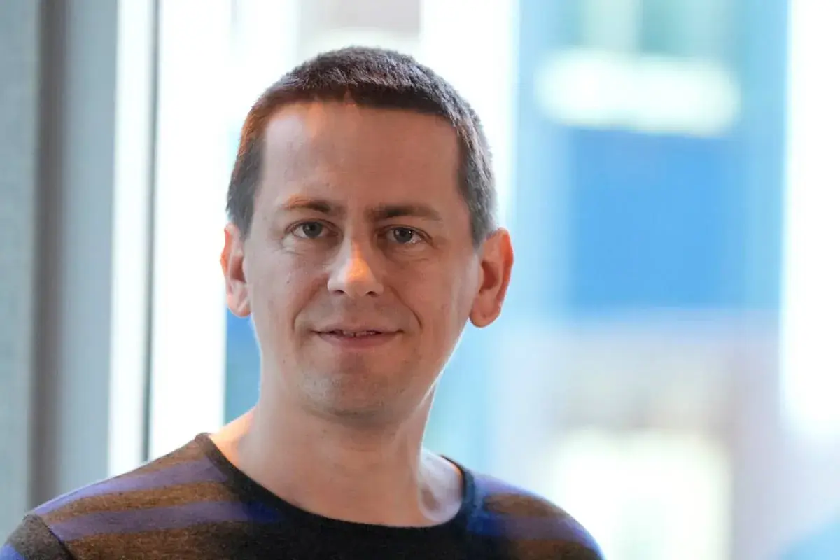 Terremoto en la IA: el Nobel John Jumper deja Google DeepMind para ...