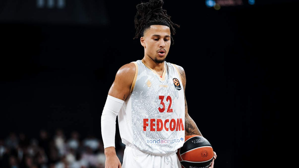 Matthew Strazel d'accord avec l'Anadolu Efes