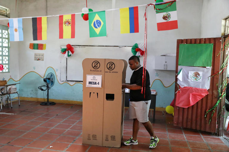 Trump-backed de la Espriella holds razor-thin lead in Colombia's ...