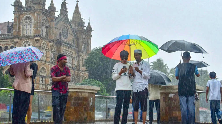 Heavy rain lashes parts of Mumbai after weeks of dry spell; monsoon ...