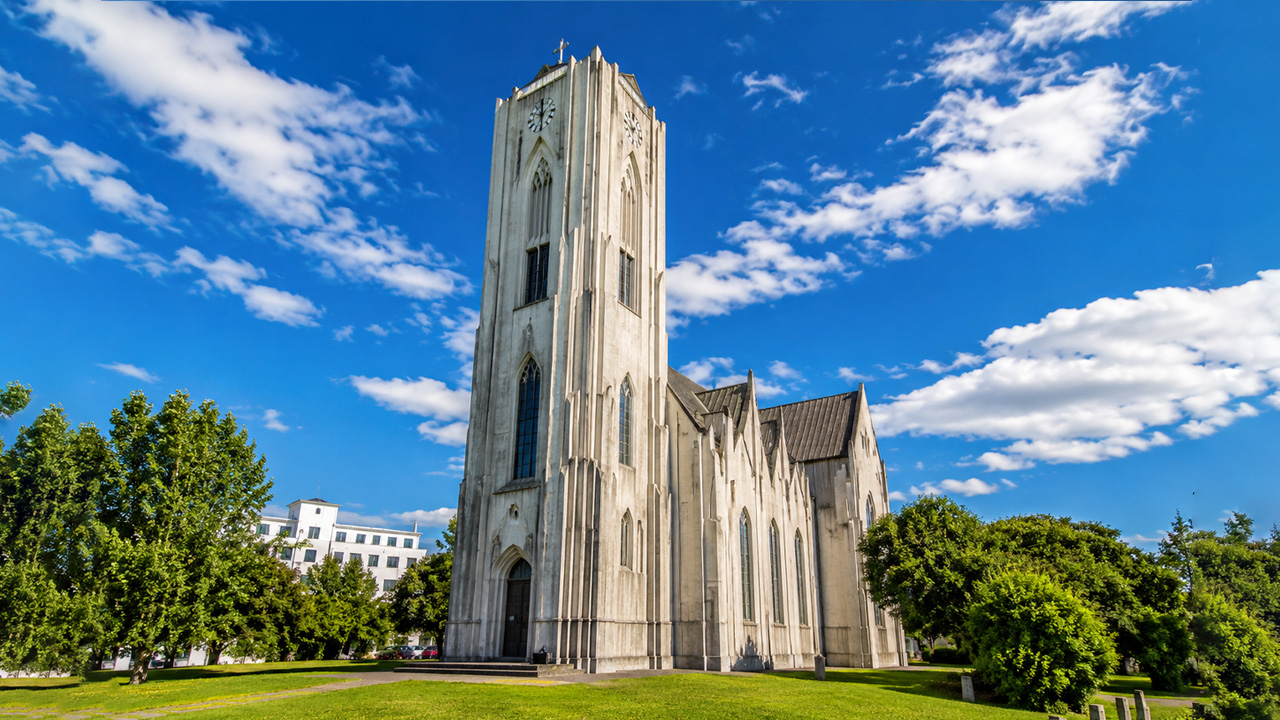 Kathedraal van Reykjavik onder de IJslandse hemel