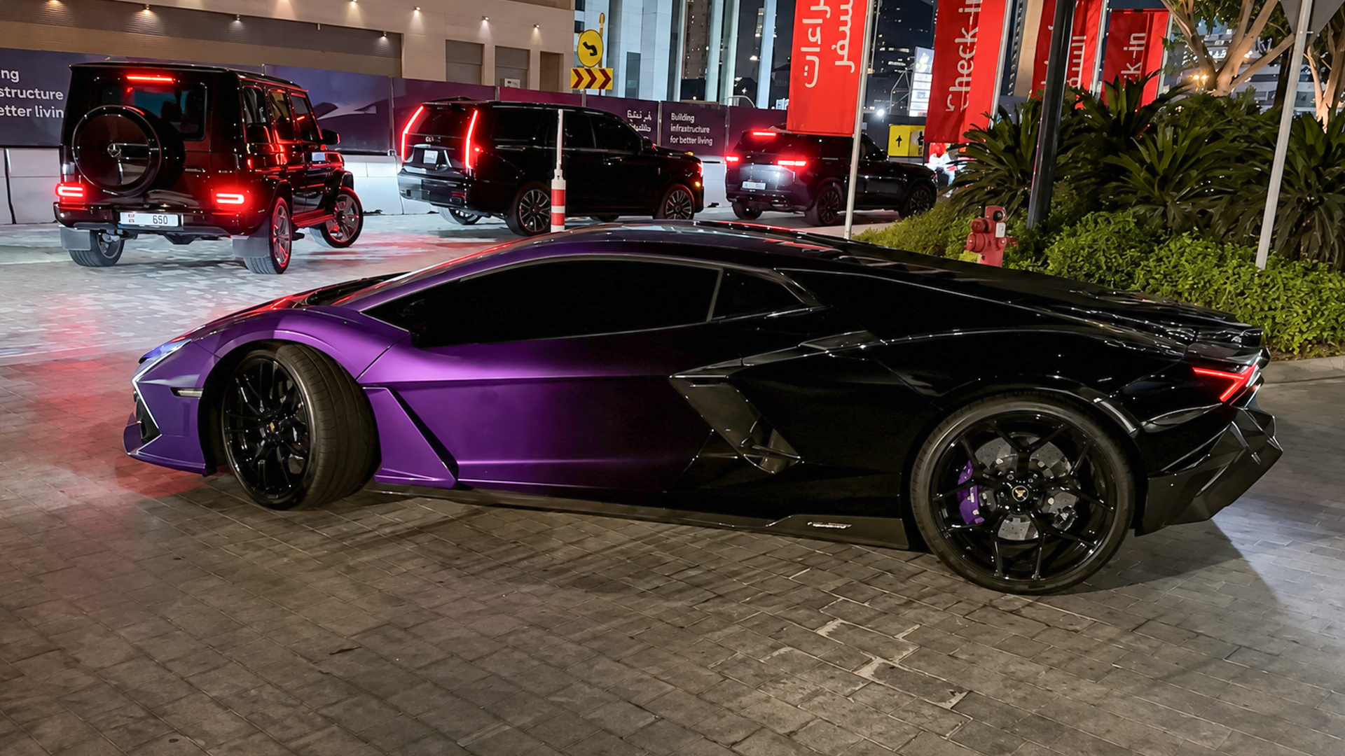 Billionaire enjoys Dubai with a Lamborghini Revuelto