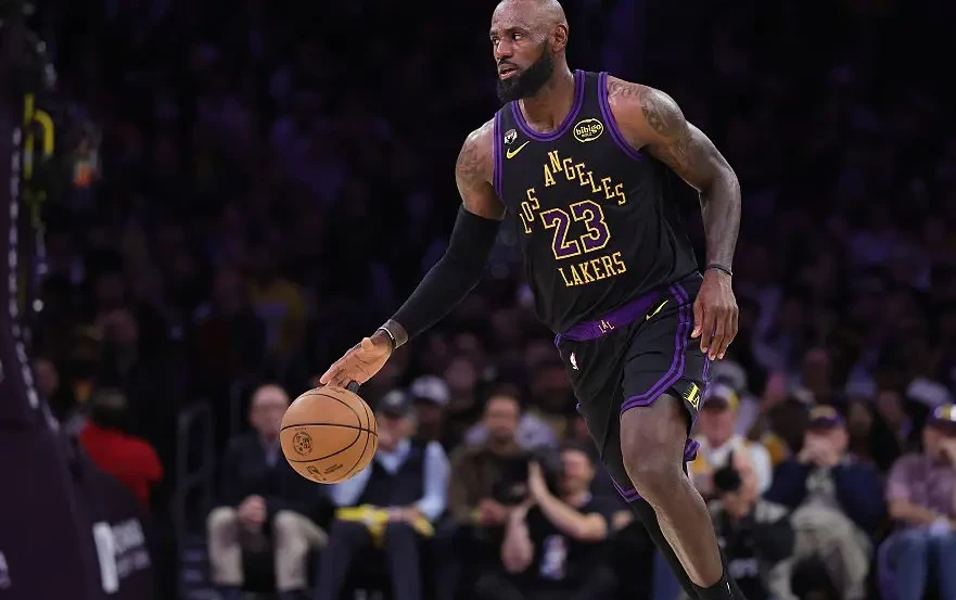 Warren Buffett praises LeBron James' on- and off-court savvy