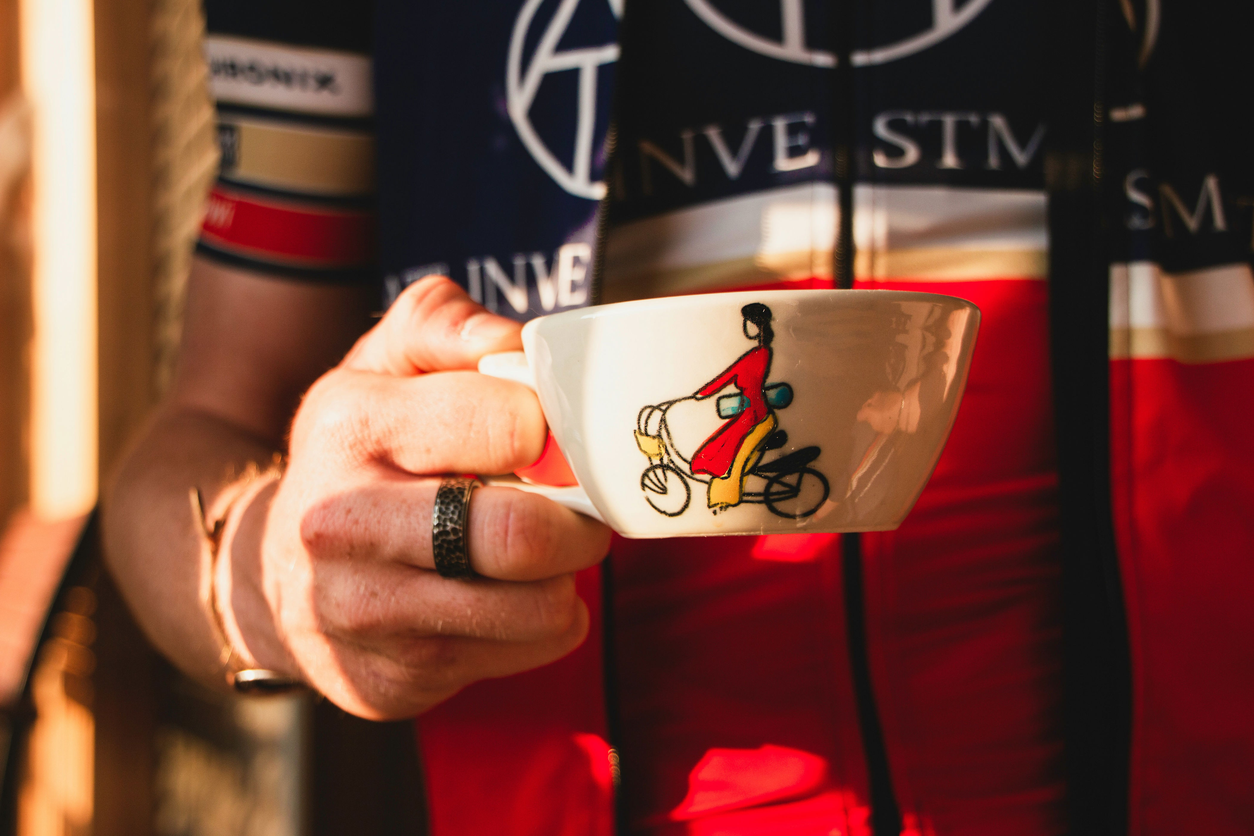 Koffie en fietsen: Dit foutje maakt je favoriete kopje minder gezond