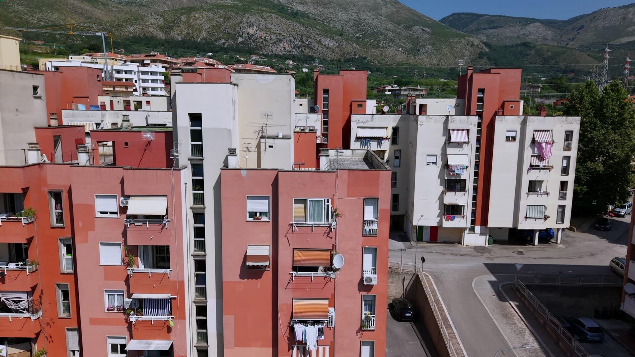 Sorelline ritrovate: il drone in volo sopra all'appartamento di Formia ...