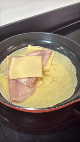Crêpes prosciutto e formaggio in padella: cena veloce e golosa