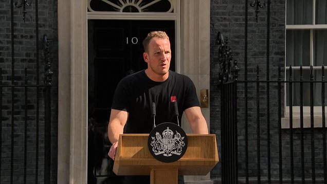 'Hot Podium Guy' is back at Downing Street as Keir Starmer announces ...