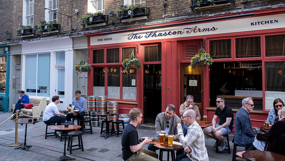 Essential etiquette for visiting British pubs