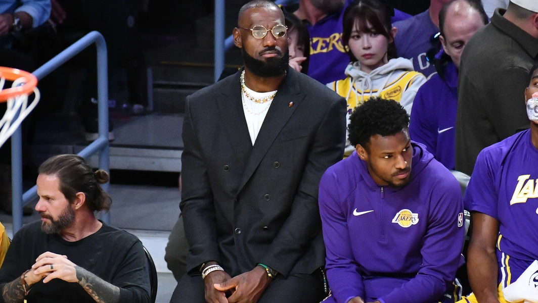 Warren Buffett praises LeBron James' on- and off-court savvy