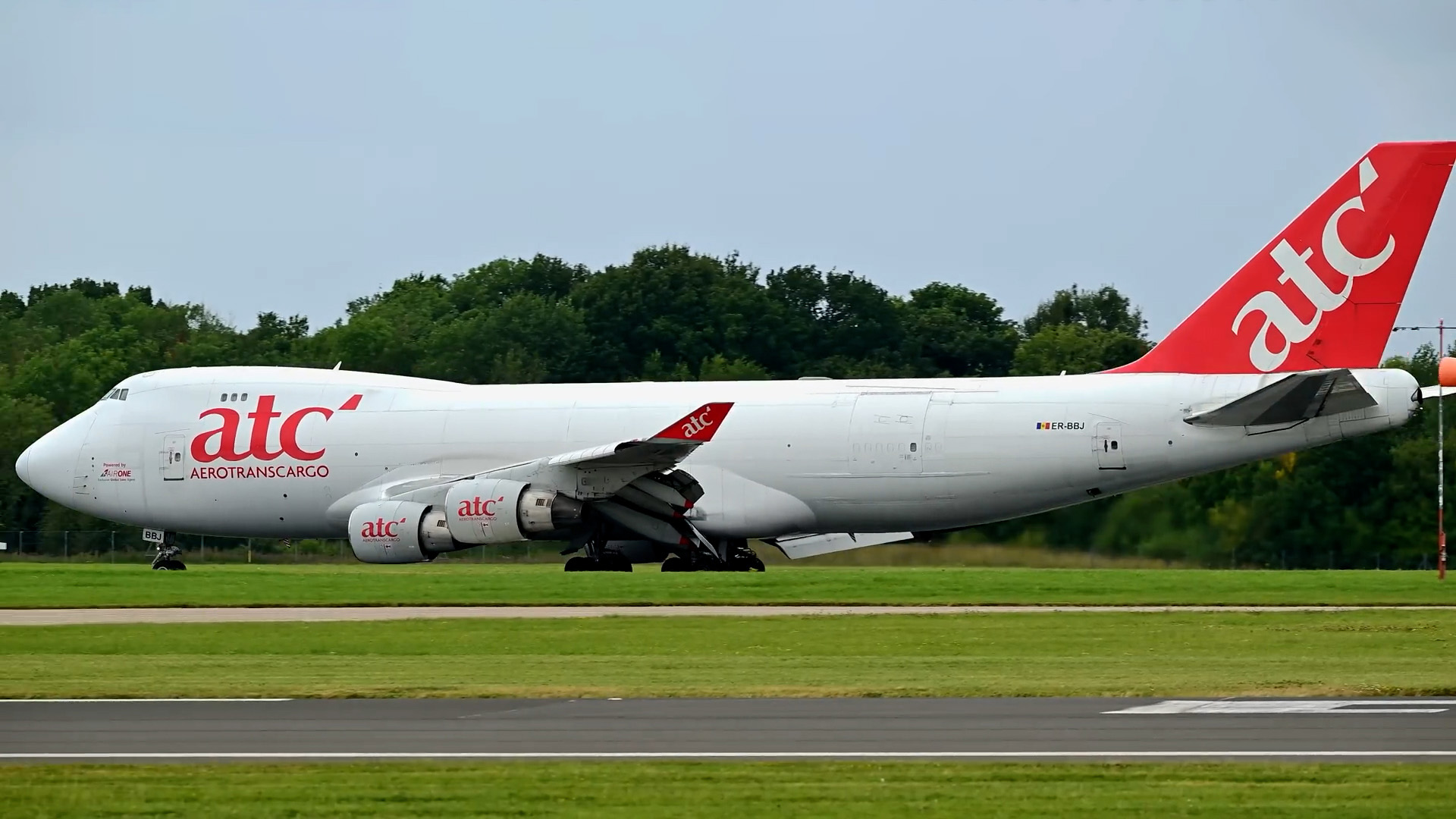 Rare Boeing 747 cargo landing at Manchester