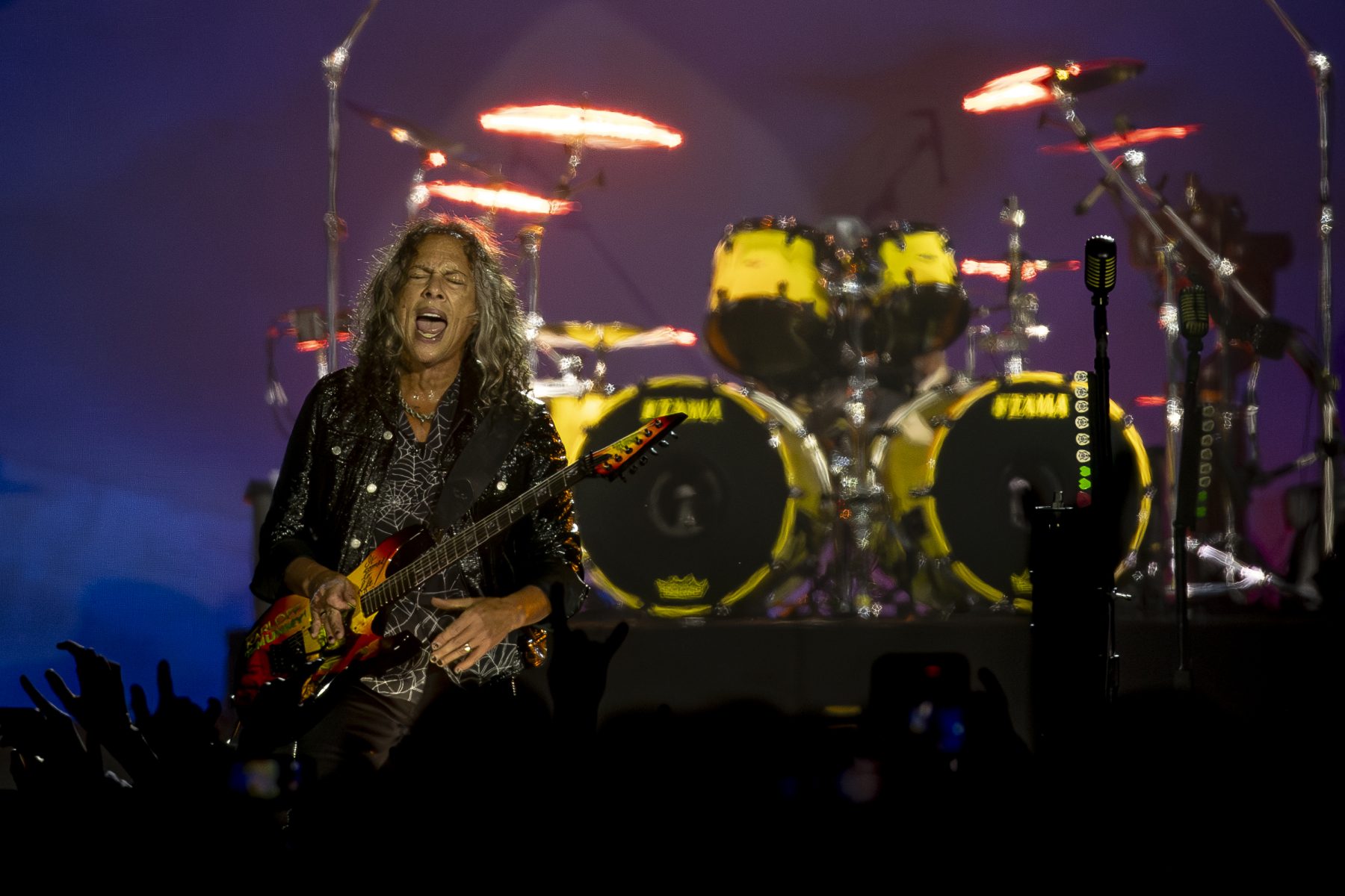 Metallica's Kirk Hammett falls off stage during Dublin show