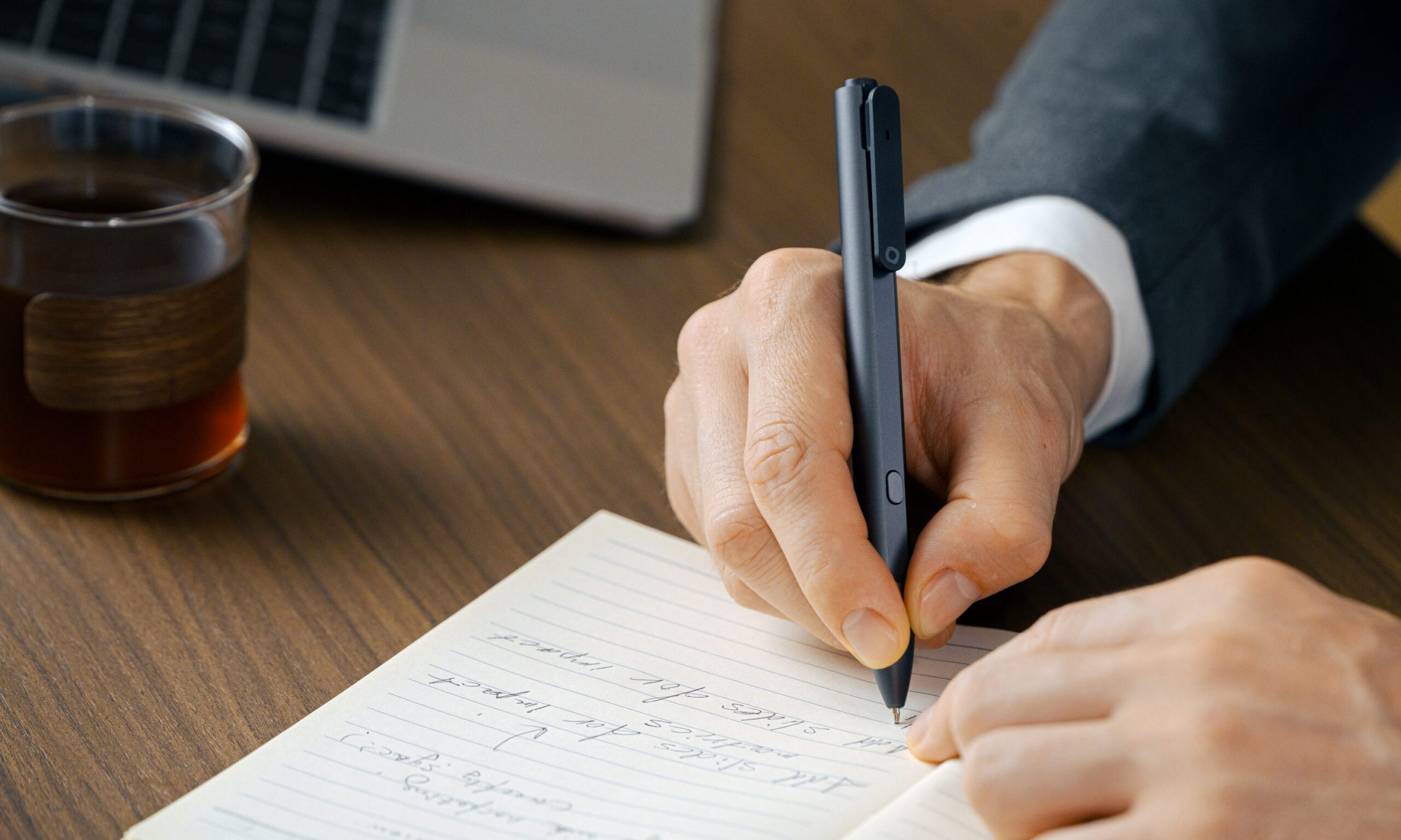 This ordinary-looking pen can record meetings and generate AI transcripts