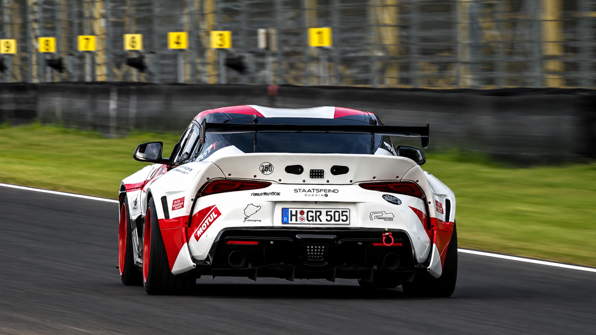 Modifizierter Toyota Supra auf der Rennstrecke mit extremer Leistung