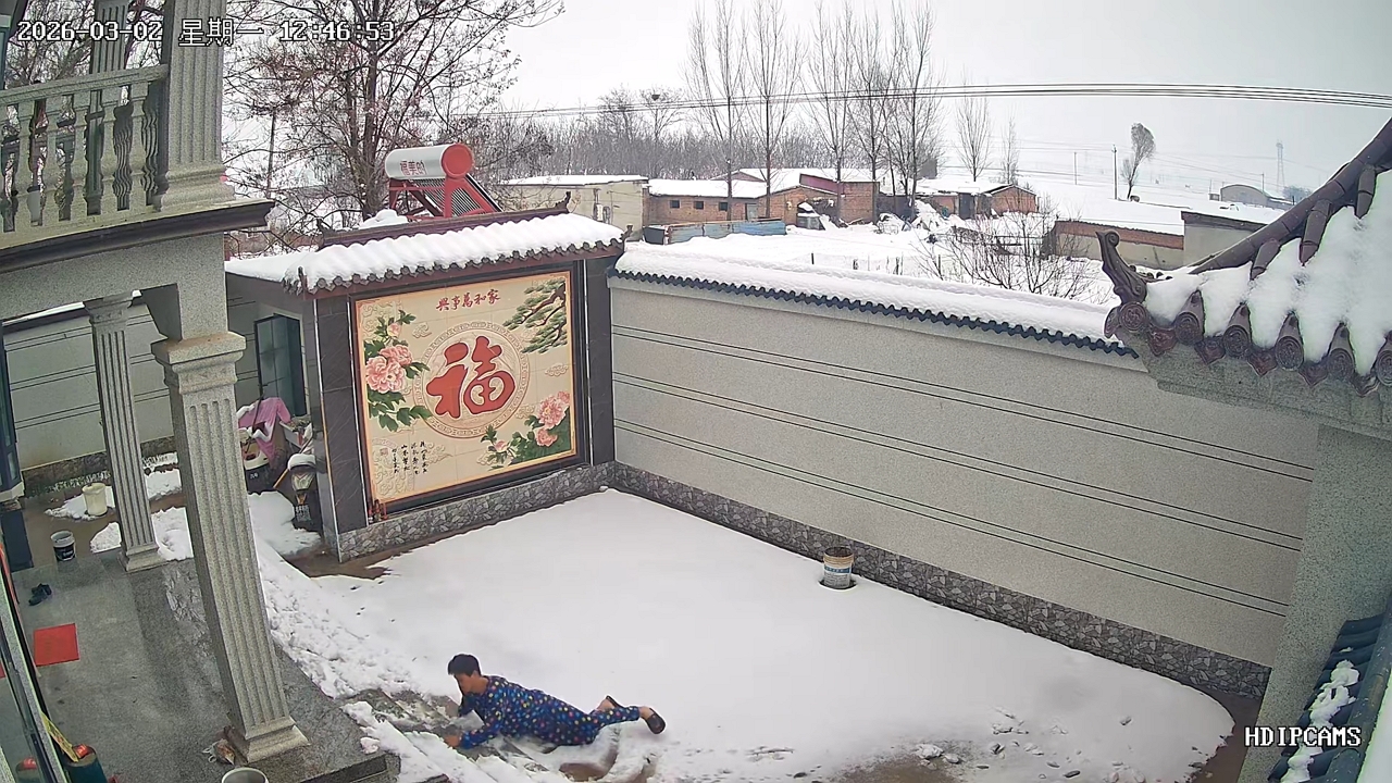 Man takes a tumble on icy front step in China