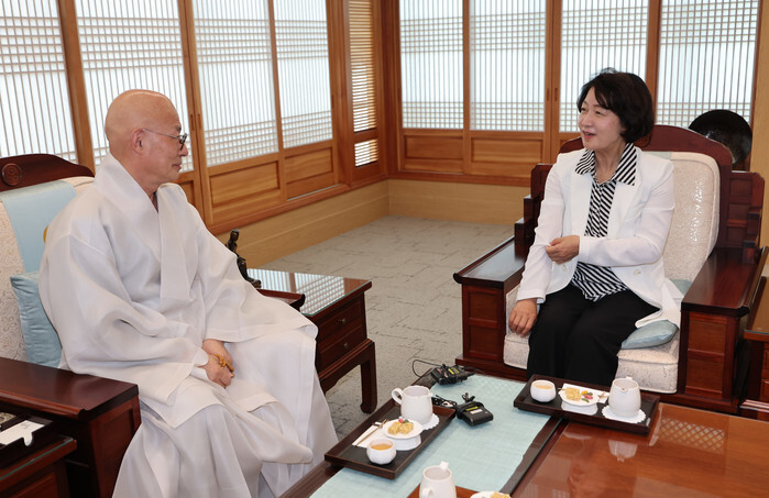Gyeonggi governor-elect meets Buddhist leader
