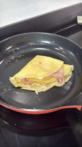 Crêpes prosciutto e formaggio in padella: cena veloce e golosa