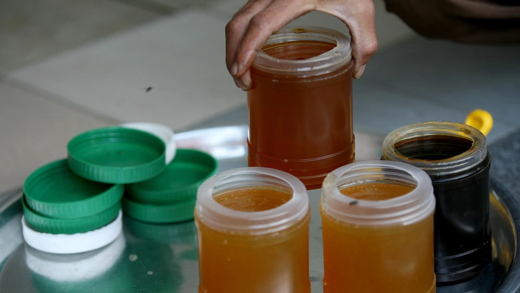 Safe methods to decrystallize honey in plastic