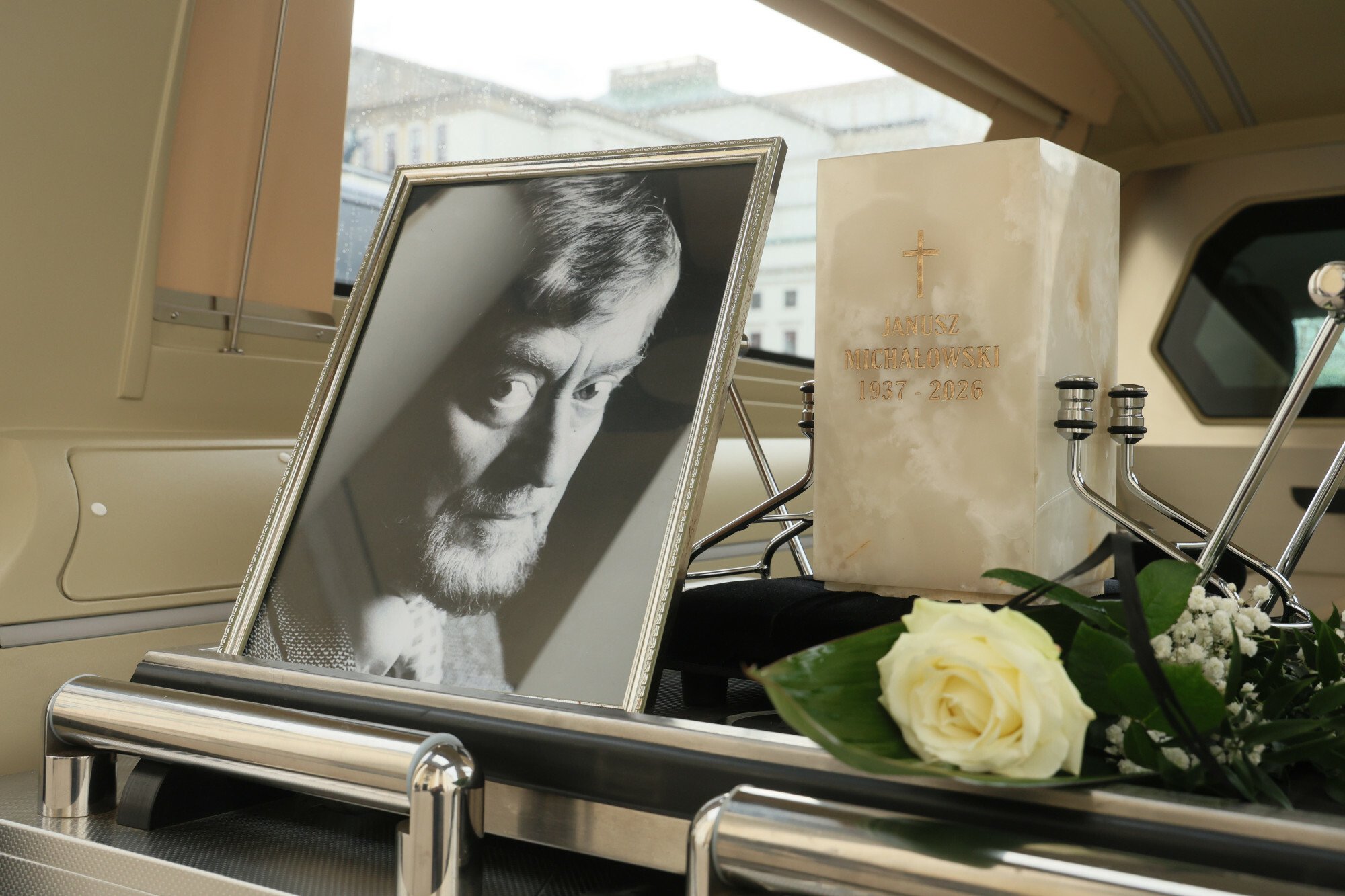 Pogrzeb Janusza Michałowskiego. Żałobnicy żegnają wybitnego aktora