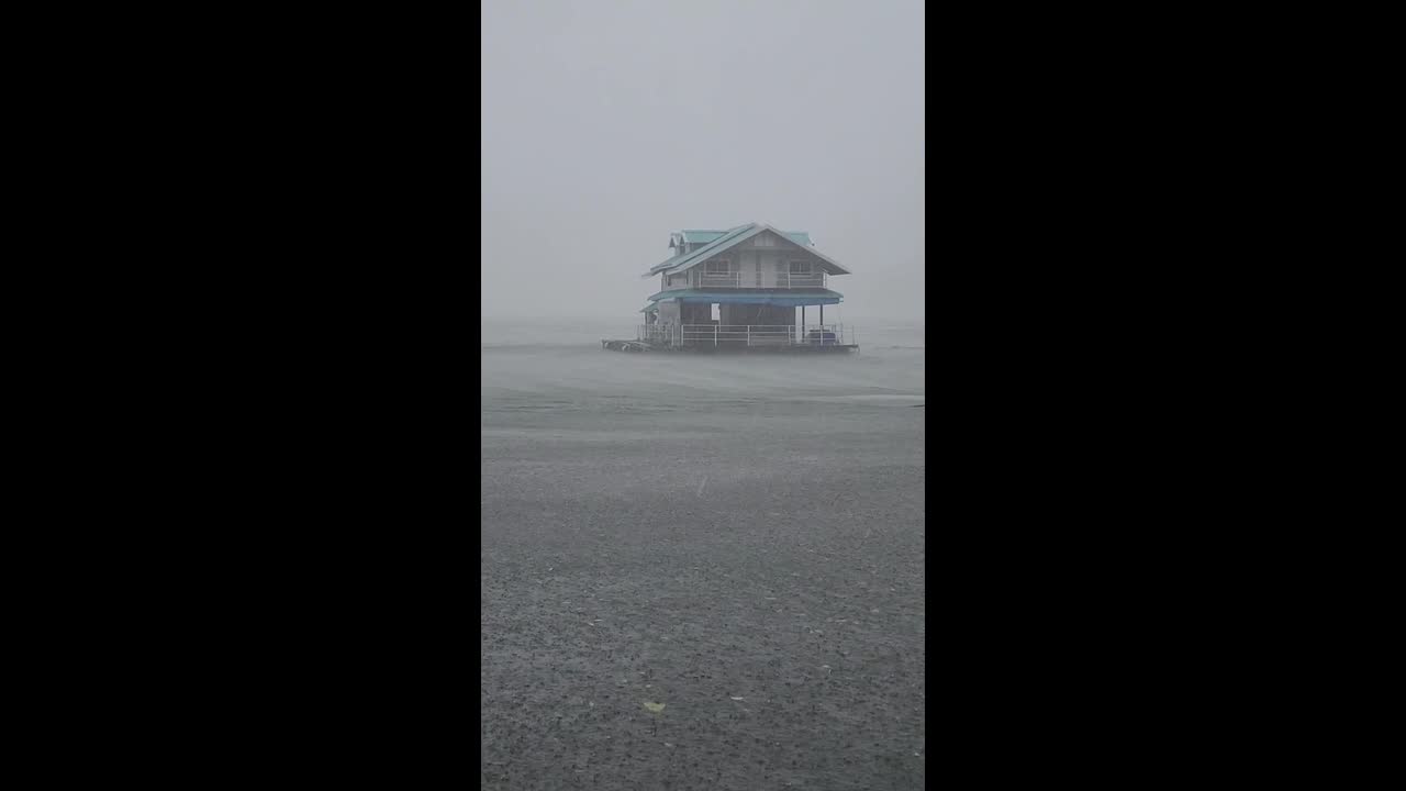 Raft hotel carried away by strong currents during stormy weather at sea