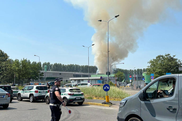 Incendio alla ricicleria Amsa di Baggio: fiamme e fumo nero, la ...