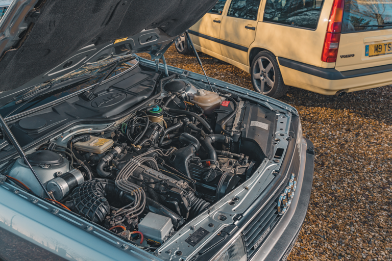 Audi 200 Avant quattro vs Volvo 850 T-5R: race-bred wagons