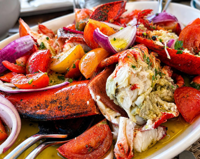 Dopo mezzo secolo a Milano, una storica trattoria di pesce torna in ...