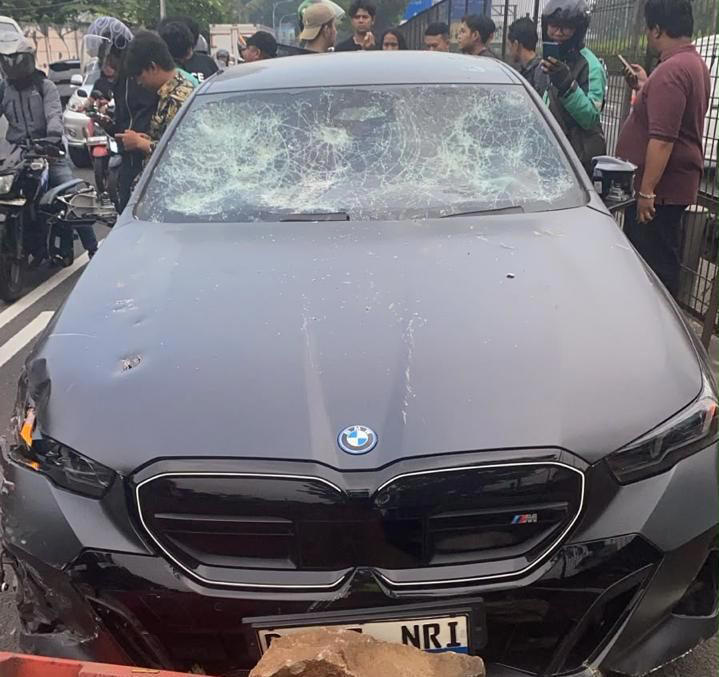 BMW i5 adu banteng dengan Honda Supra di depan Mercu Buana, ini ...