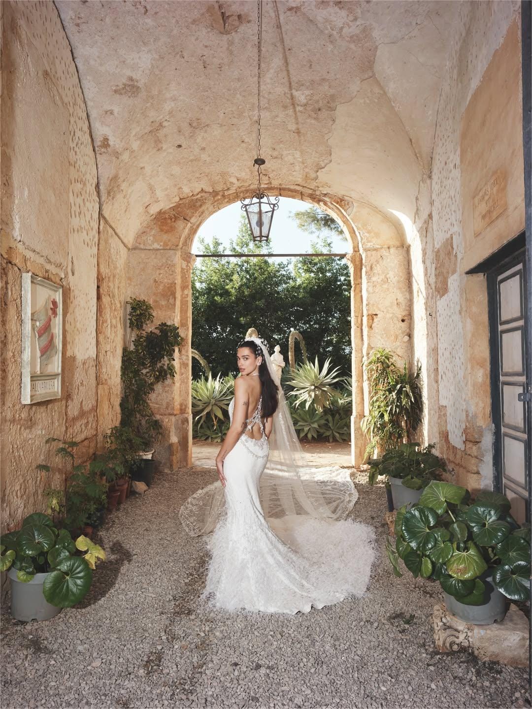Dua Lipa e Callum Turner: As imagens do casamento do ano e os detalhes ...