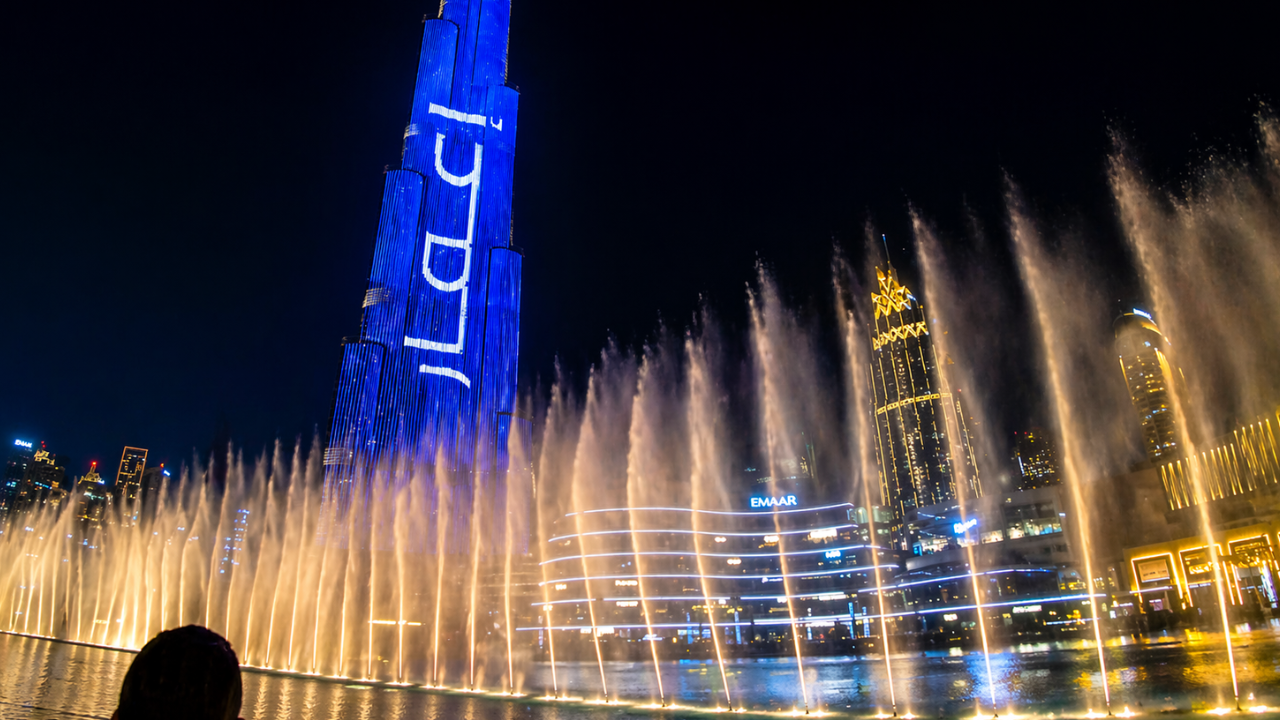 Espectáculo de la fuente de Dubái bajo el Burj Khalifa de noche (4K)