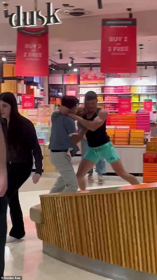 Wild moment middle-aged woman breaks up a vicious fight between two ...