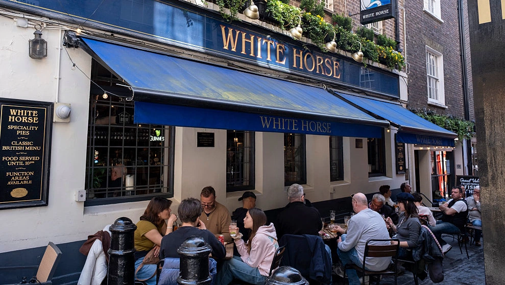 Essential etiquette for visiting British pubs