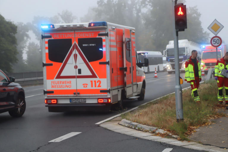 Nahe der A 555-Zufahrt: Straße in Wesseling nach Alleinunfall gesperrt