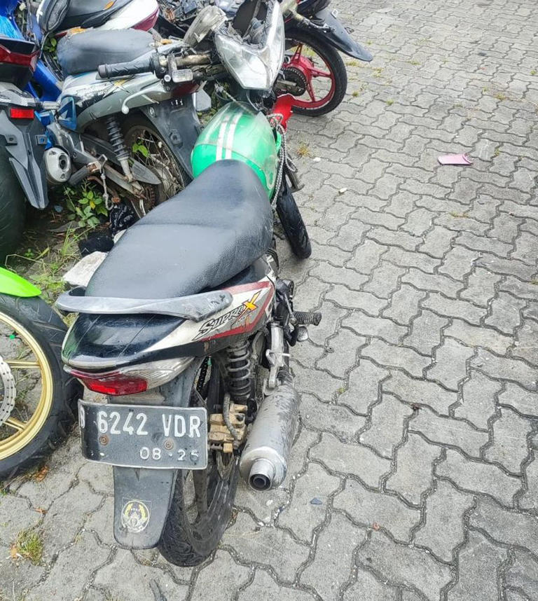 BMW i5 adu banteng dengan Honda Supra di depan Mercu Buana, ini ...