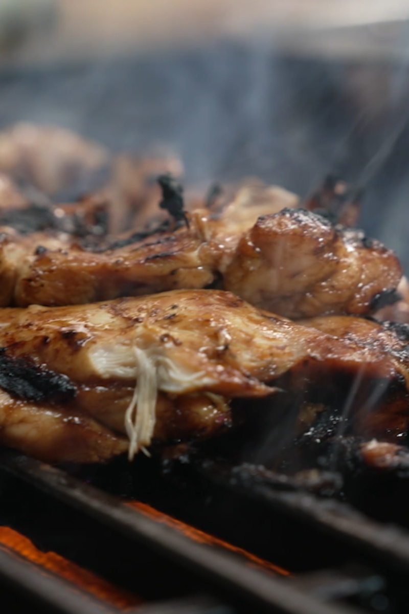 Barbecue chicken thighs with asparagus