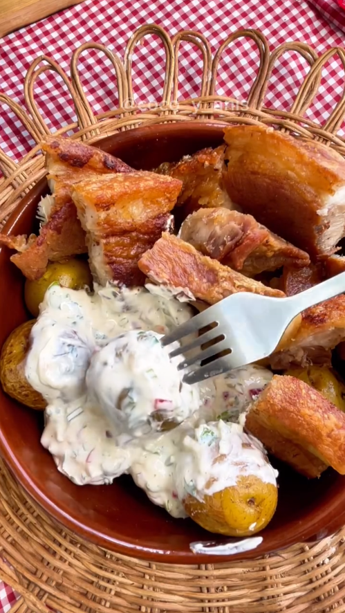 Cómo preparar chicharrones crujientes con papas criollas