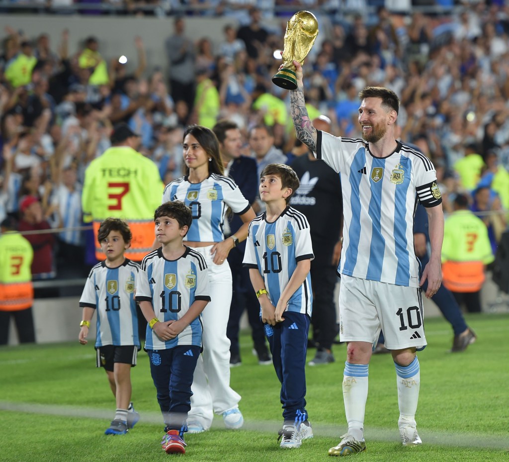 Lionel Messi responds to wife Antonela’s family outfit photo before ...