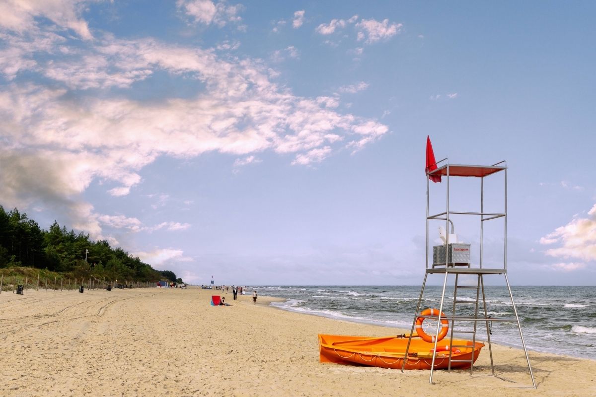 Bei roter Flagge baden? Ostsee-Urlaubern drohen hohe Strafen