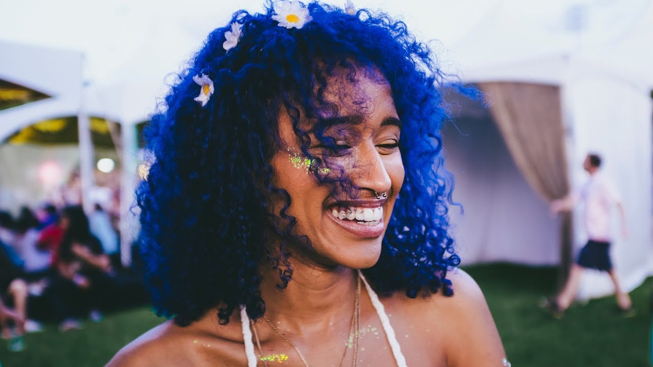 Permanent vivid blue hair dyeing festival curly hair tutorial