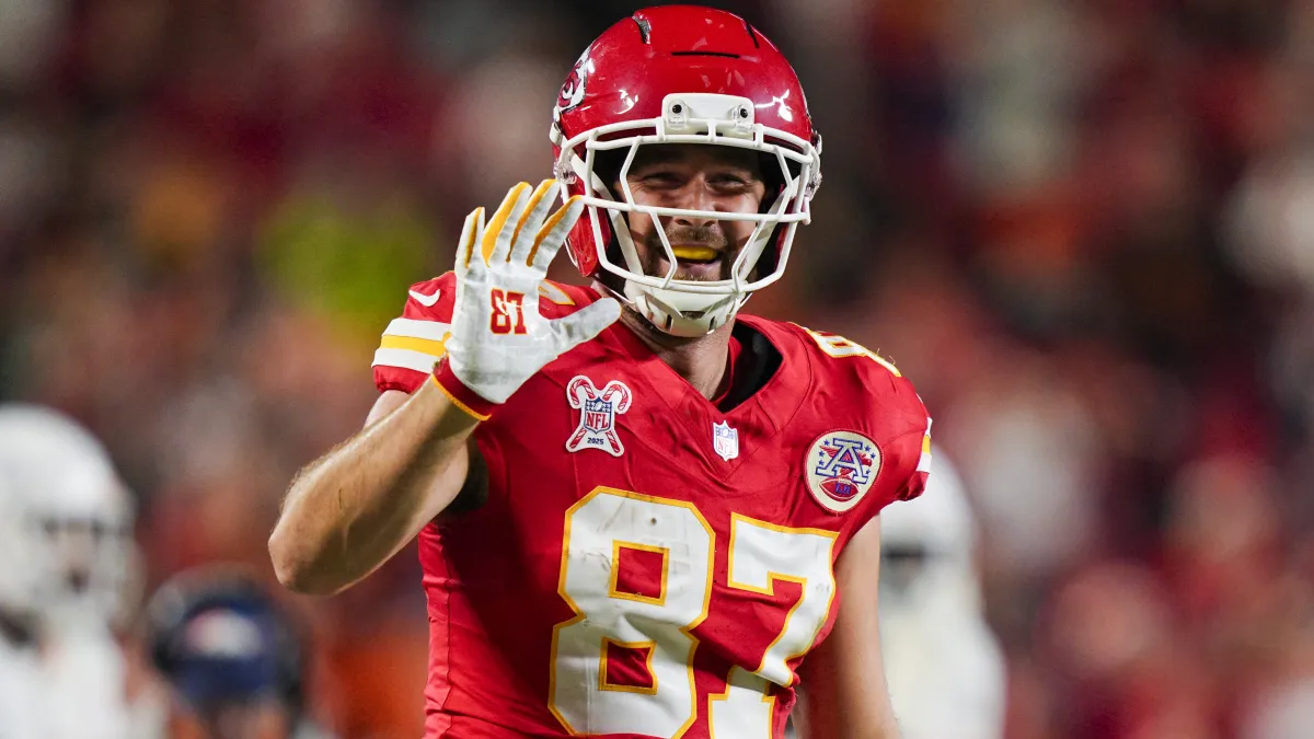 Travis Kelce's bachelor party cake has a 3-word message, except it didn ...