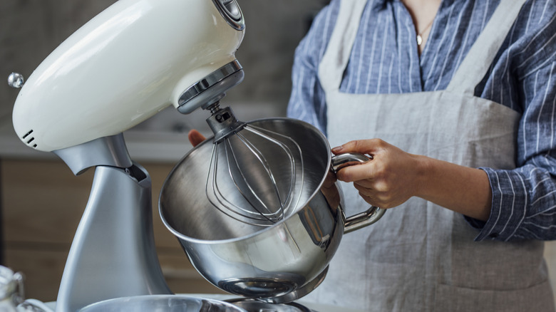 How do I tell what size KitchenAid mixer bowl I have?