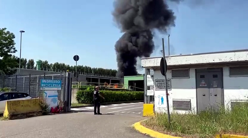 Incendio alla ricicleria di Baggio, fumo e fuoco nella piattaforma Amsa