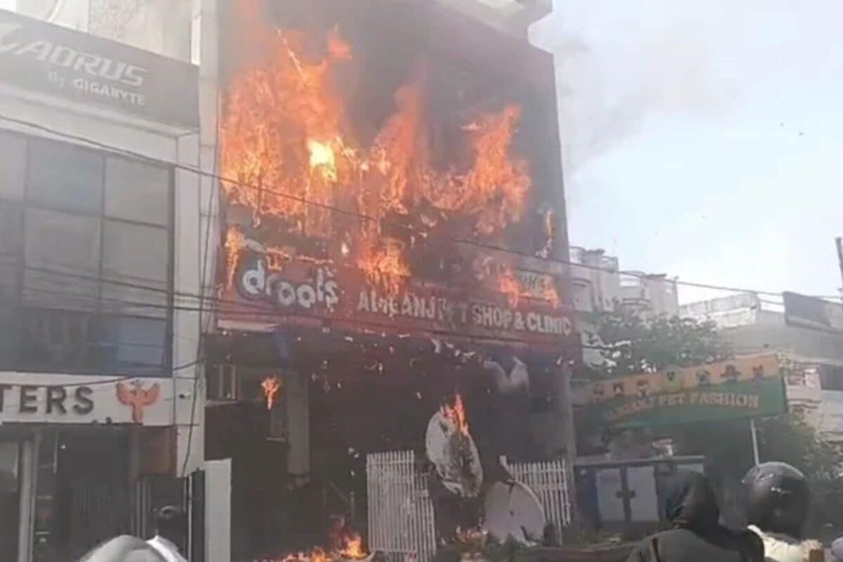 Dramatic visuals from Lucknow as students jump from coaching centre to ...