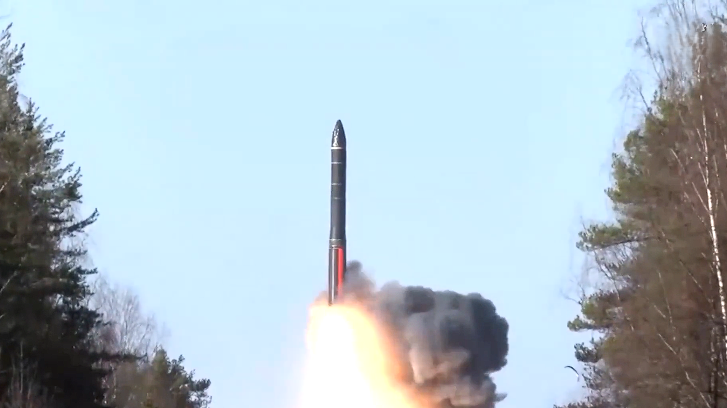 El misil nuclear ruso Burevestnik vuela dejando tras de sí una estela ...