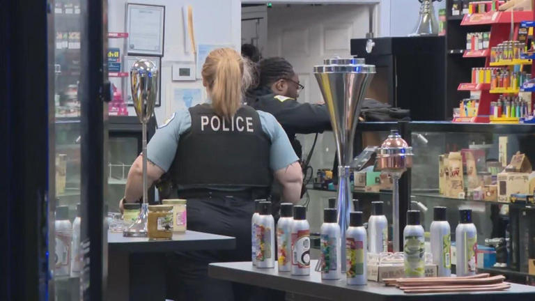 Burglars smash into smoke shop on Chicago's Northwest Side