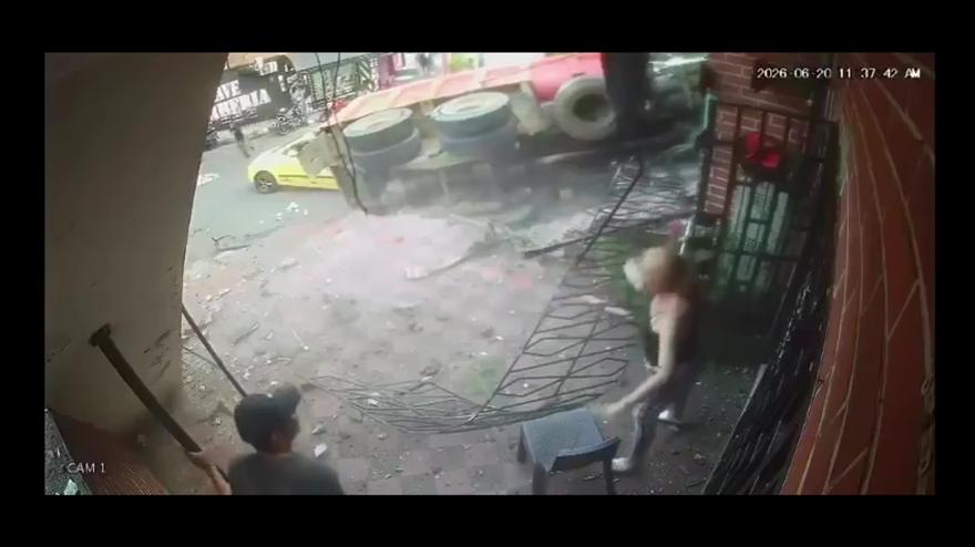 Seduti davanti a casa, camion fuori controllo devasta il portico