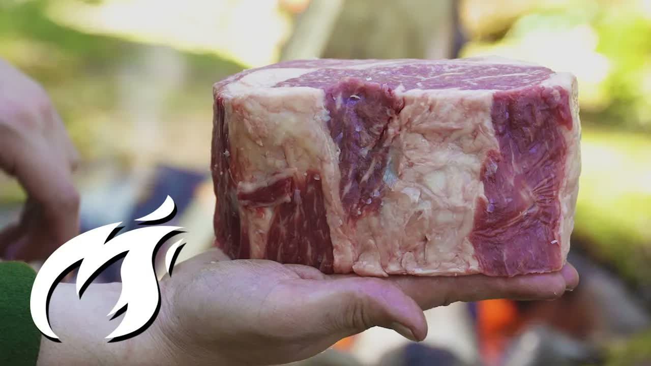 XXL beef in cheese sauce and dried flowers - Epic dish that causes cravings